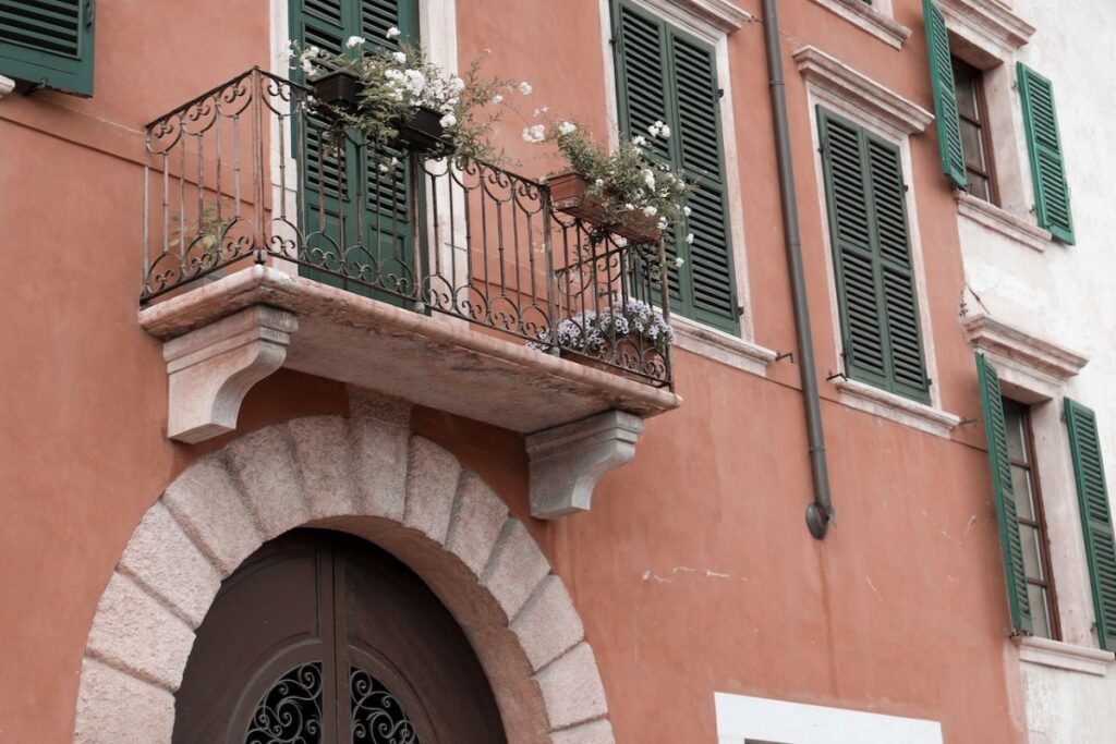 10 immagini di balconi fiori d'ispirazione