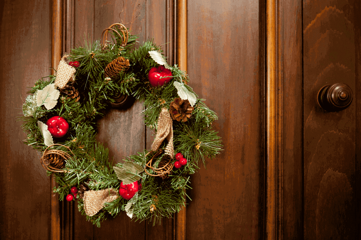Ghirlande natalizie: ecco come addobbare la porta d'ingresso