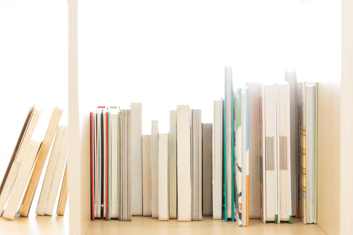 Bookworm Kartell: guida al montaggio di questo scaffale design