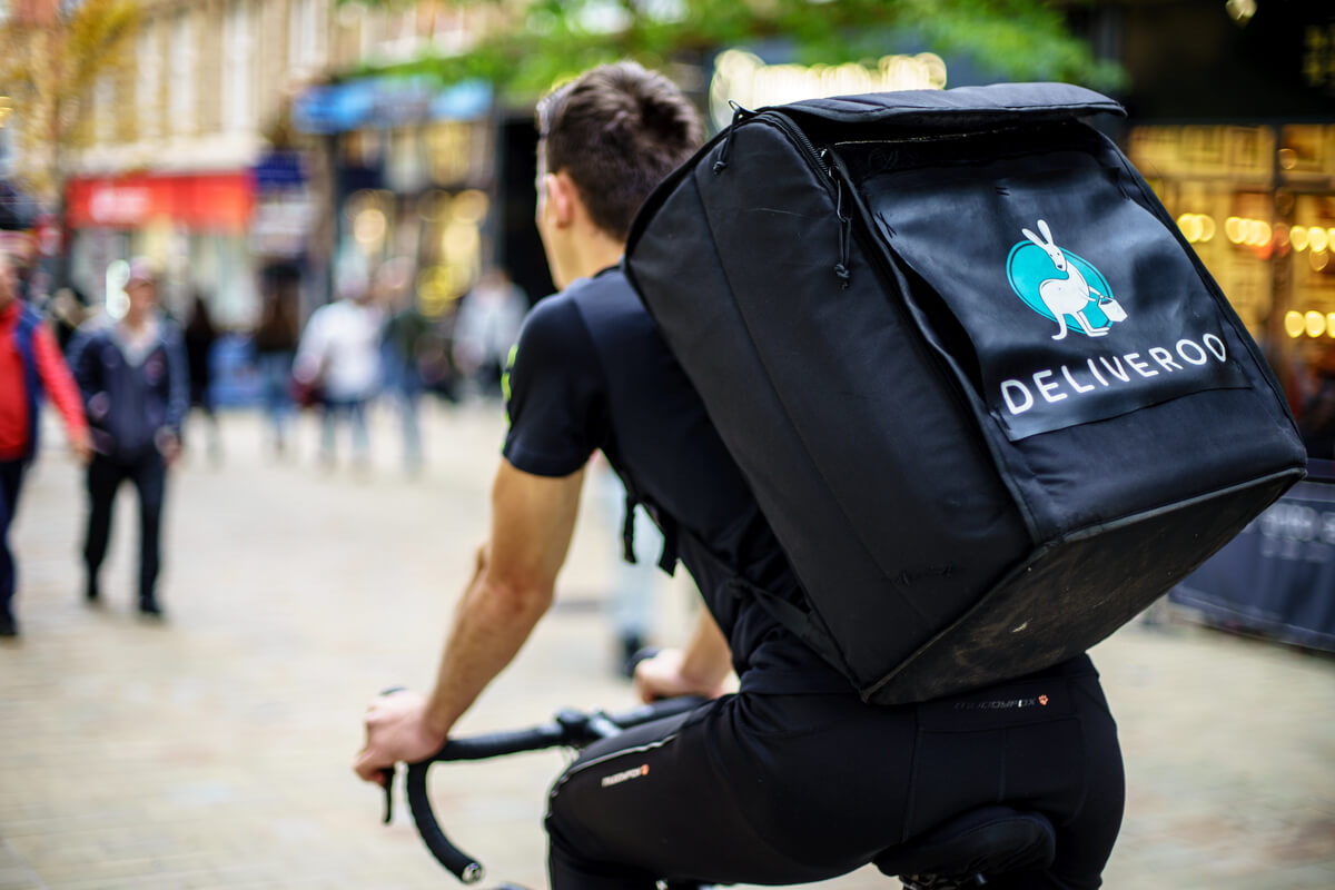 Deliveroo porta il cibo sotto l'ombrellone